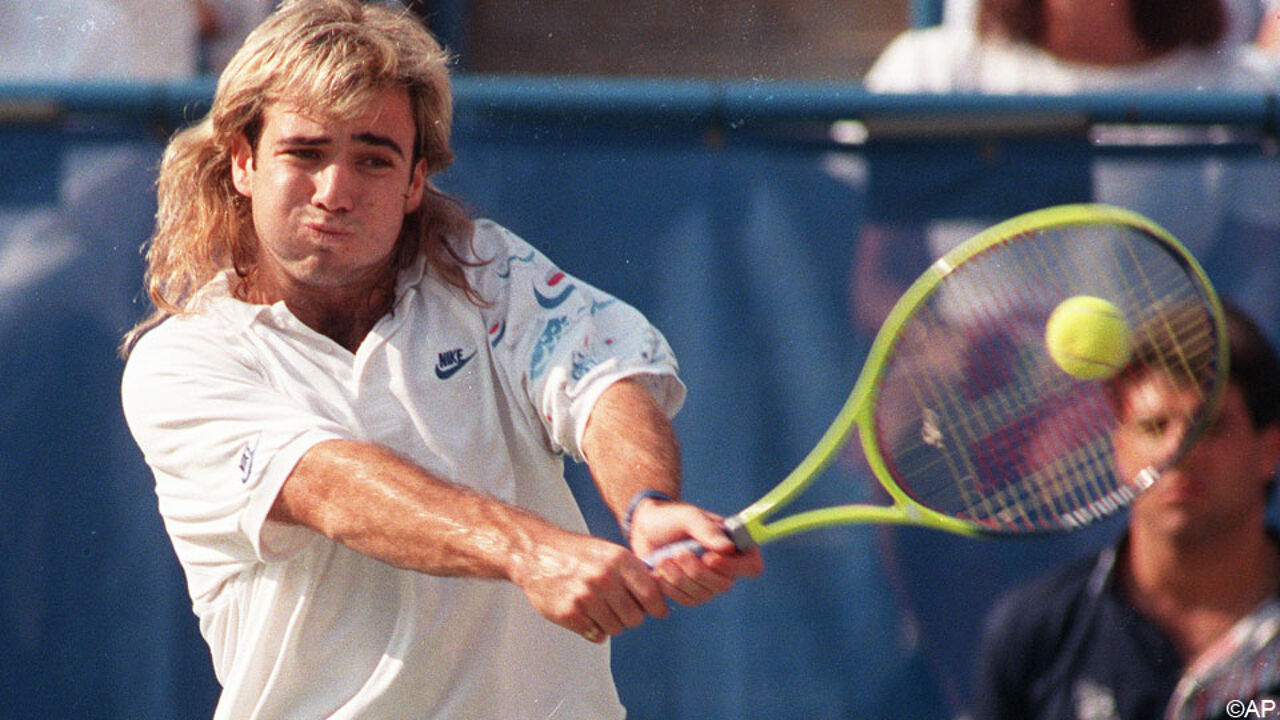 André Agassi stuurt jonge tennissers naar de kapper | sporza