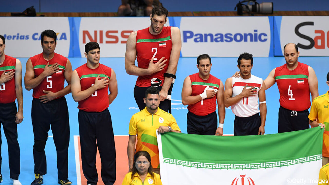 Iraanse toren (2,46m) is ster in het zitvolleybal | sporza