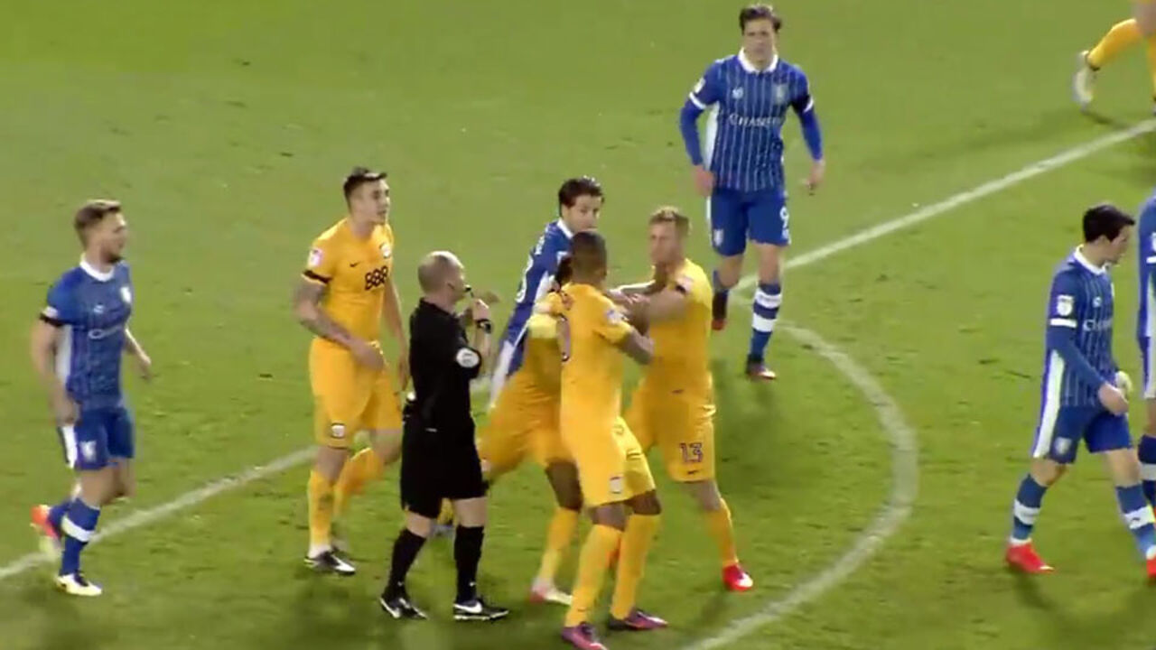 Ploegmaats vechten robbertje uit op het veld (en dat levert hen allebei ...