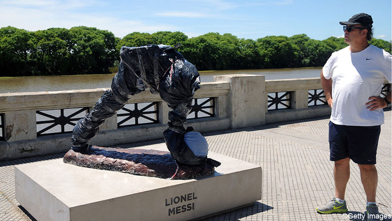 Vandalen vernielen standbeeld Lionel Messi | sporza