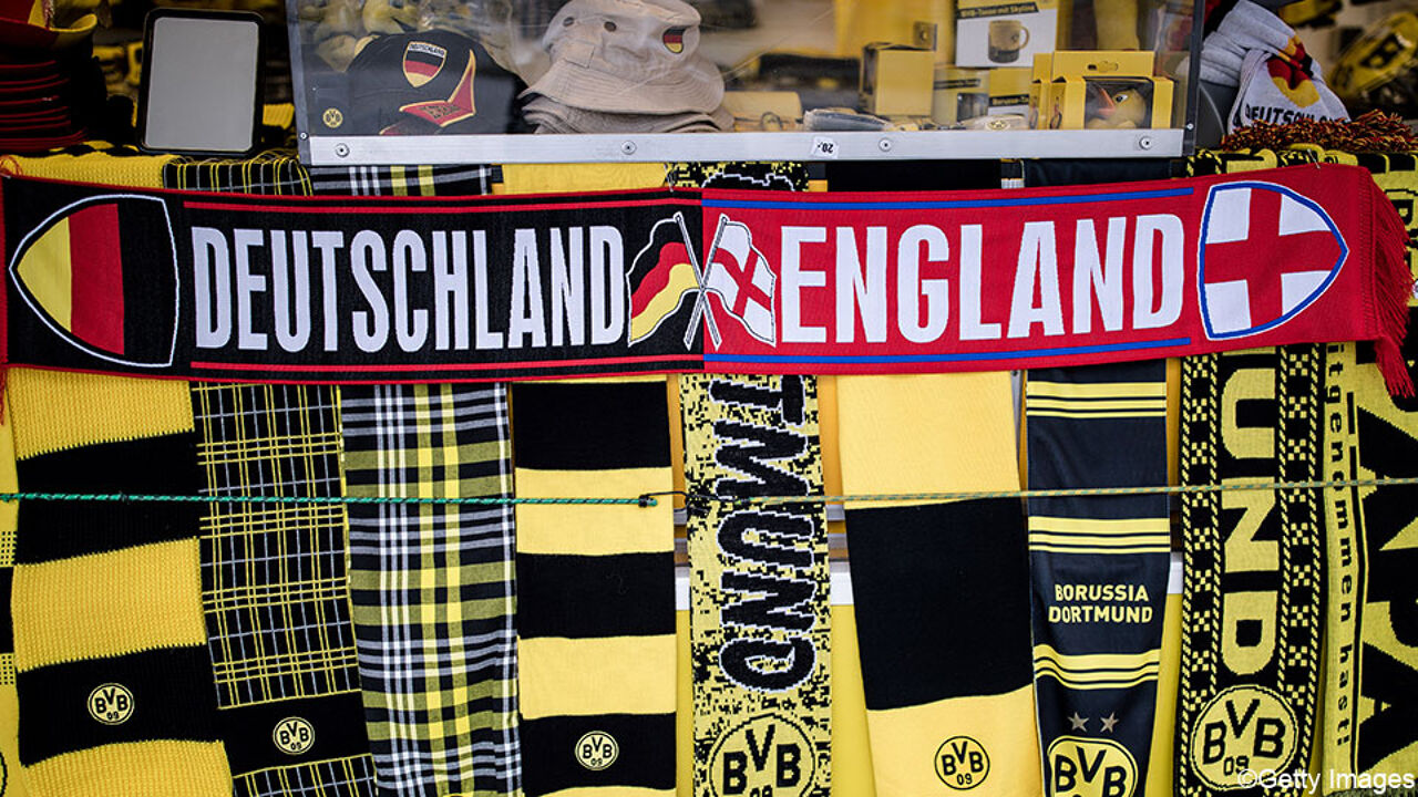 Twee Engelse supporters krijgen levenslang stadionverbod voor nazigroet ...