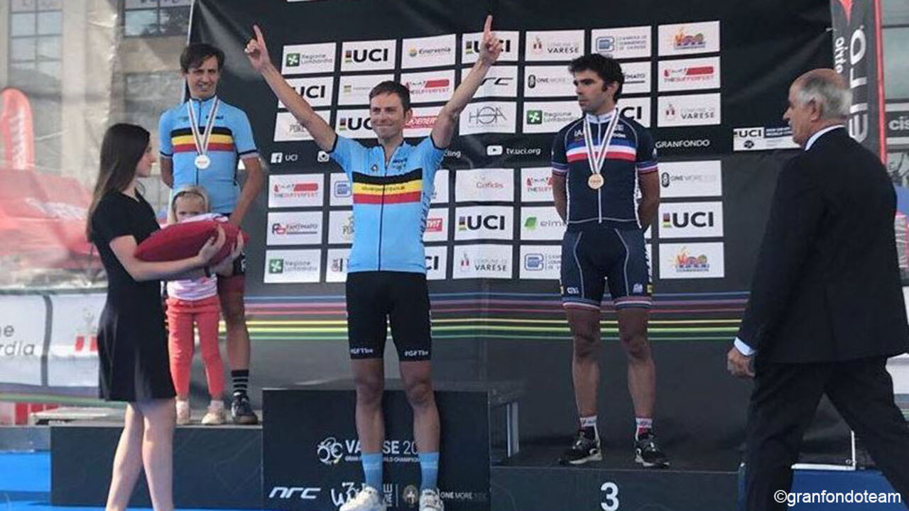 Ex-prof Van Goolen wordt in Varese wereldkampioen gran fondo | sporza