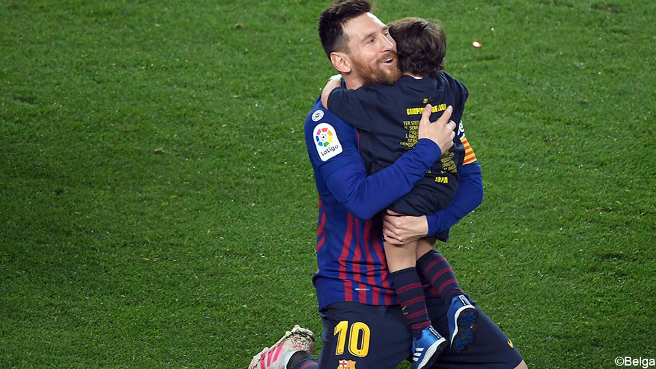 Schattig: zoontjes vallen Messi in de armen na zijn 10e landstitel | sporza