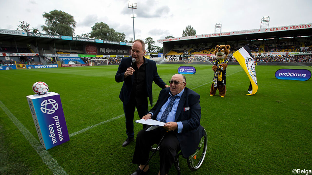 VIDEO: Ben Crabbé zet Roger Lambrecht in de bloemetjes | Sporza