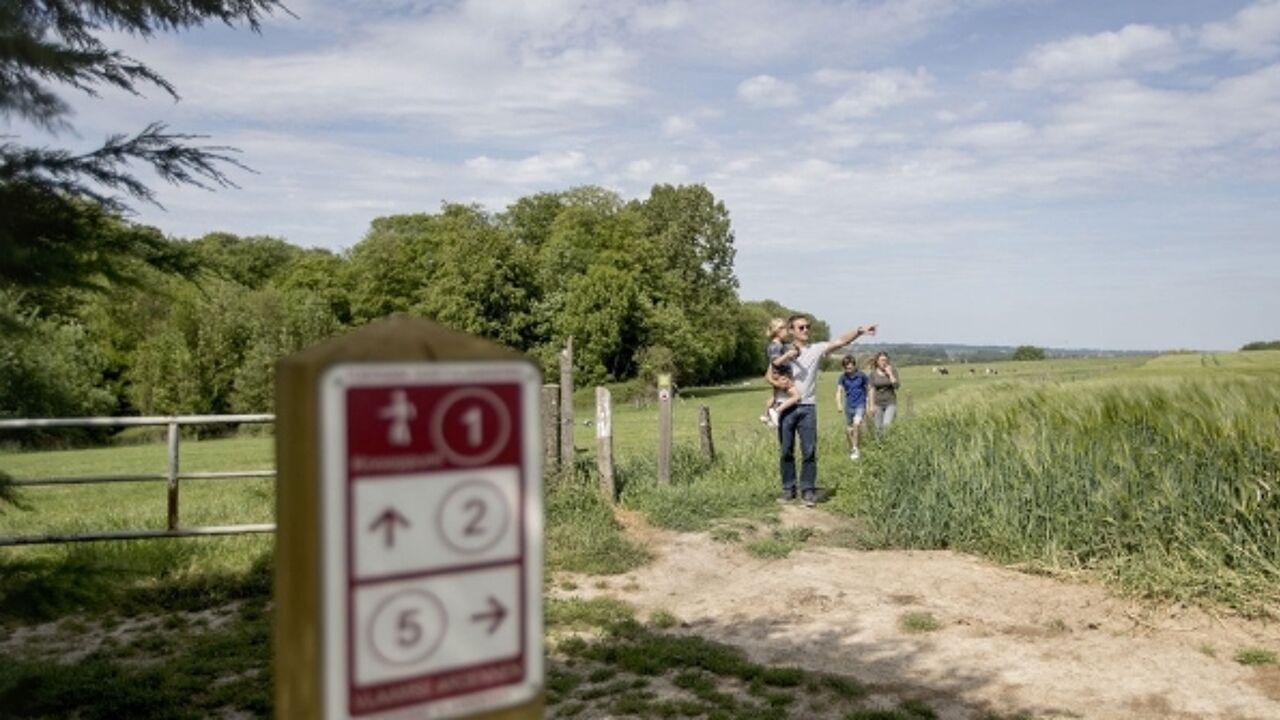 Vinden je kinderen wandelen saai? Zet ze onderweg aan het sporten! | sporza