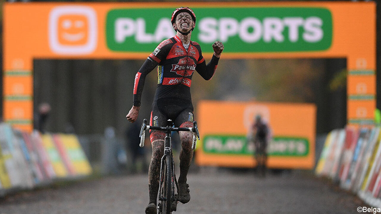 Als Aerts en Iserbyt vechten om een been loopt Vanthourenhout ermee ...