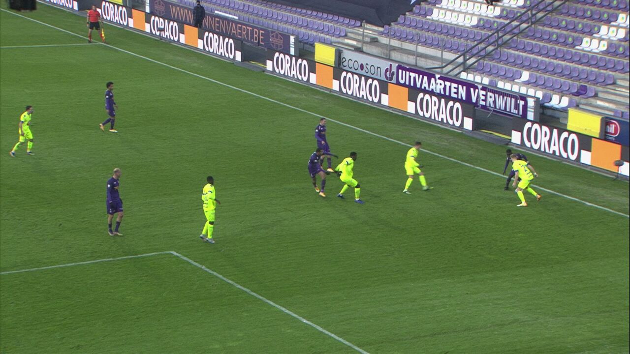 Sanyang met een panna, maar wordt dan tegengehouden door Hanche Olsen ...