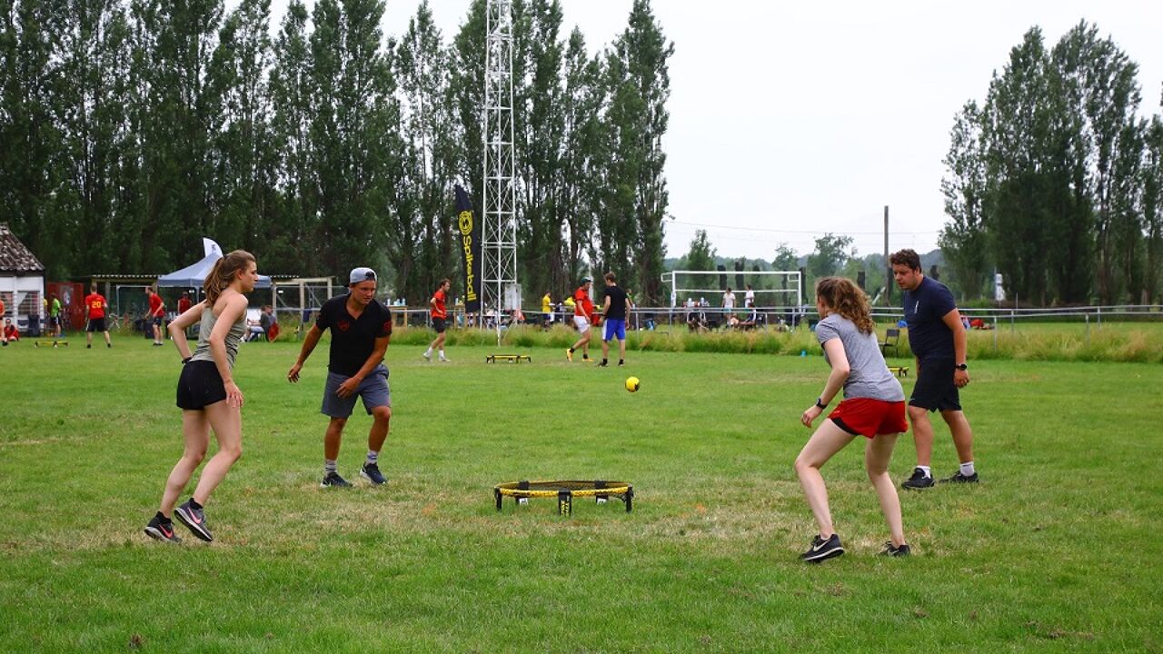 Nieuw en populair: Roundnet! "Het is een perfect skillspel" | sporza