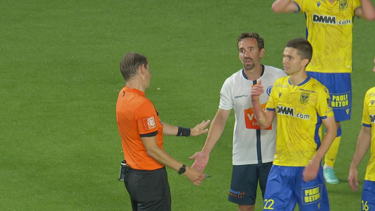 In de slotminuut belandt de bal nog op de lat en op de hand van ...