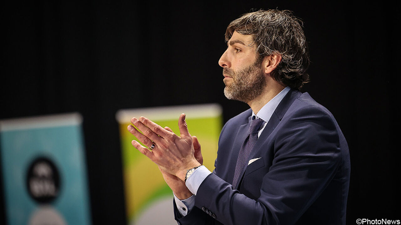 Brussels stuurt coach Ian Hanavan de laan uit na teleurstellende ...