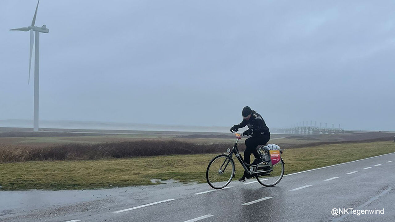 BEKIJK: 200 (fiets)gekken knallen tegen de stormwind op het NK ...