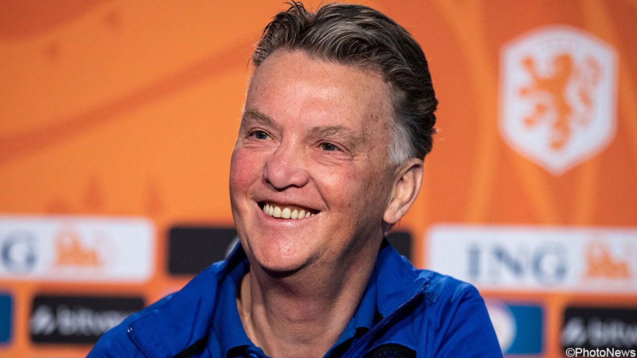 De bulderlach van Louis van Gaal: "Gouden Bal? Meer kans voor Noa Lang ...