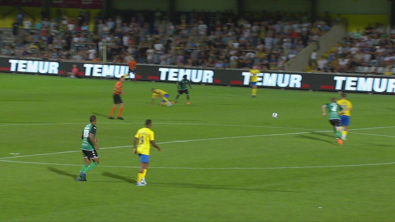 Goal Foster afgekeurd voor buitenspel na pass naar zichzelf | sporza