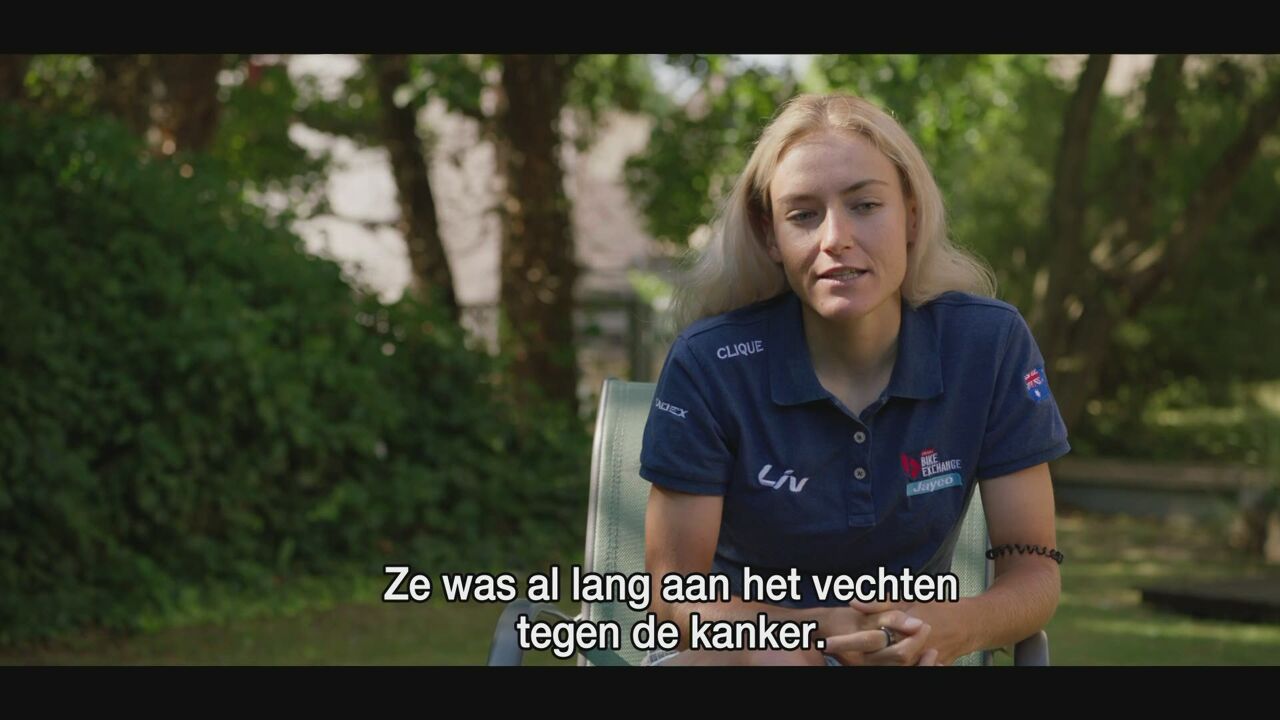 Bart Aerts bij Urska Zigart, vriendin van Tadej Pogacar | sporza