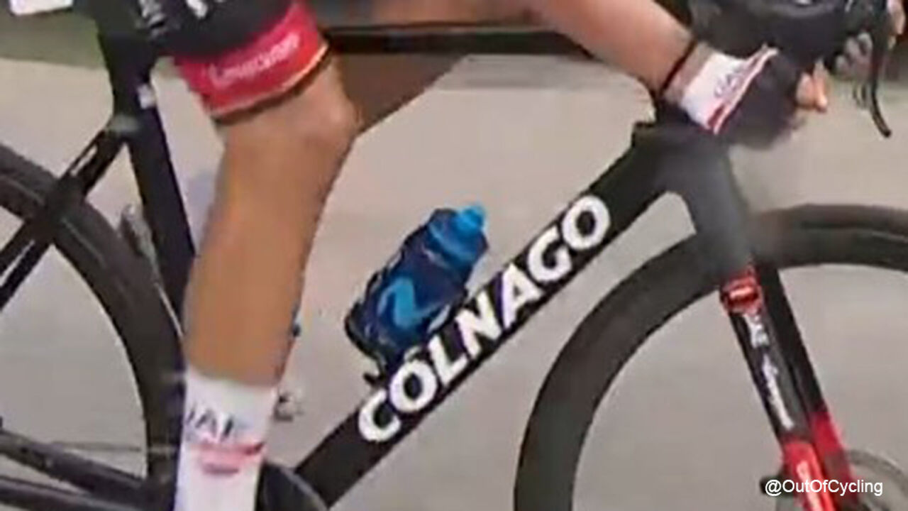 Ex-werkgever Movistar hielp Marc Soler met een bidon (die daarna werd ...