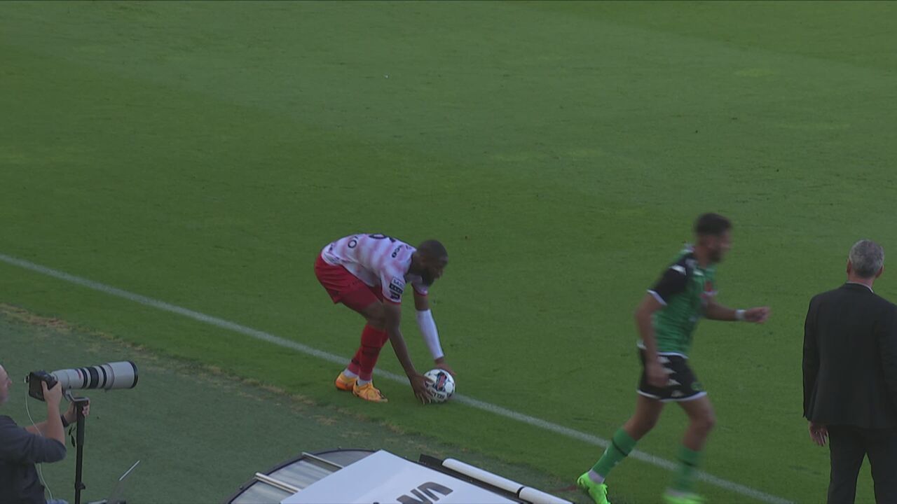 Sissako denkt dat de bal buiten ligt en raapt hem op, Van Driessche ...