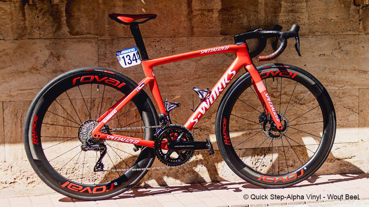 BEKIJK: Remco Evenepoel ontvangt rode fiets voor slotrit in de Vuelta ...