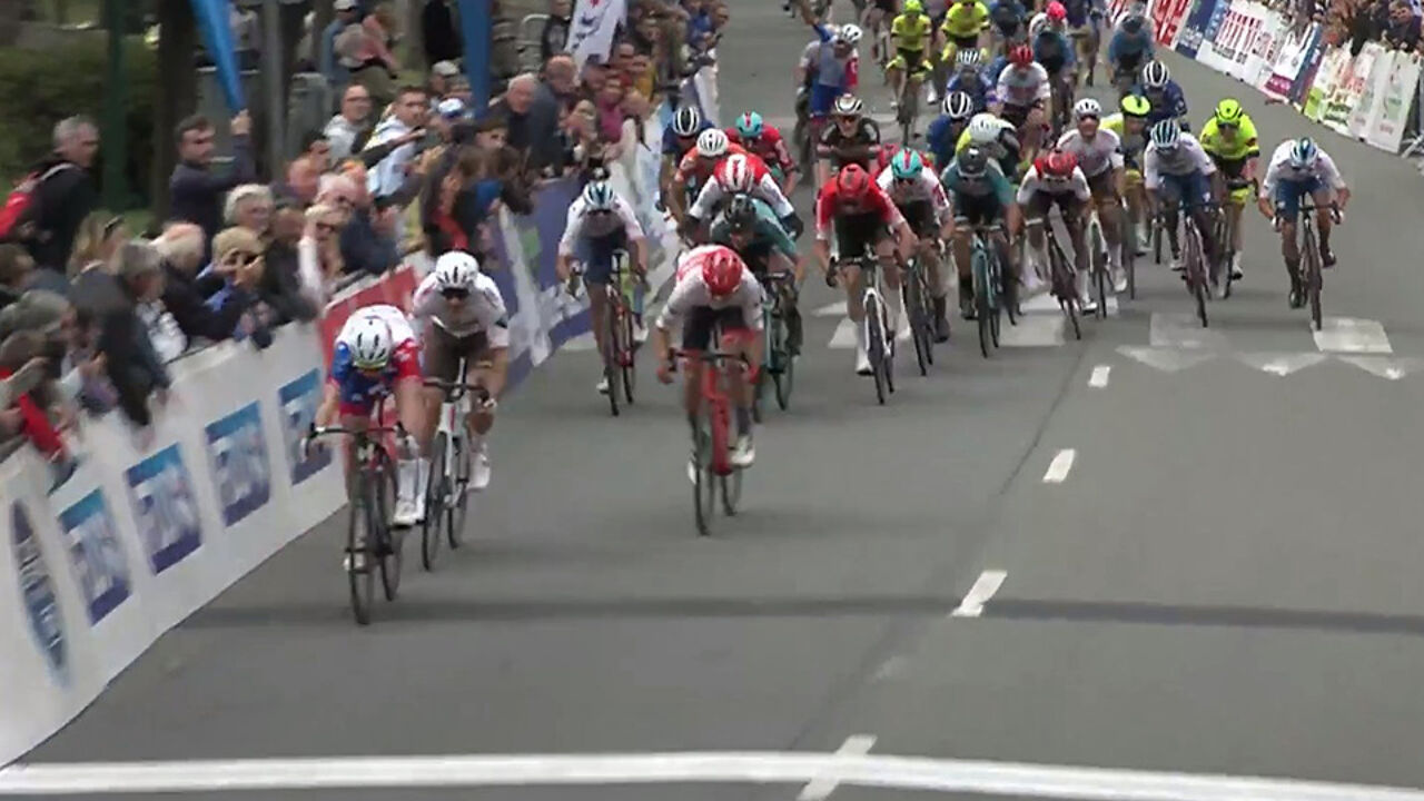 In de GP d'Isbergues is Arnaud Démare wel de primus, Edward Theuns is ...