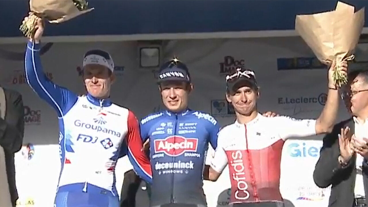 Jasper Philipsen zet de Franse sprinters een neus in Parijs-Bourges ...