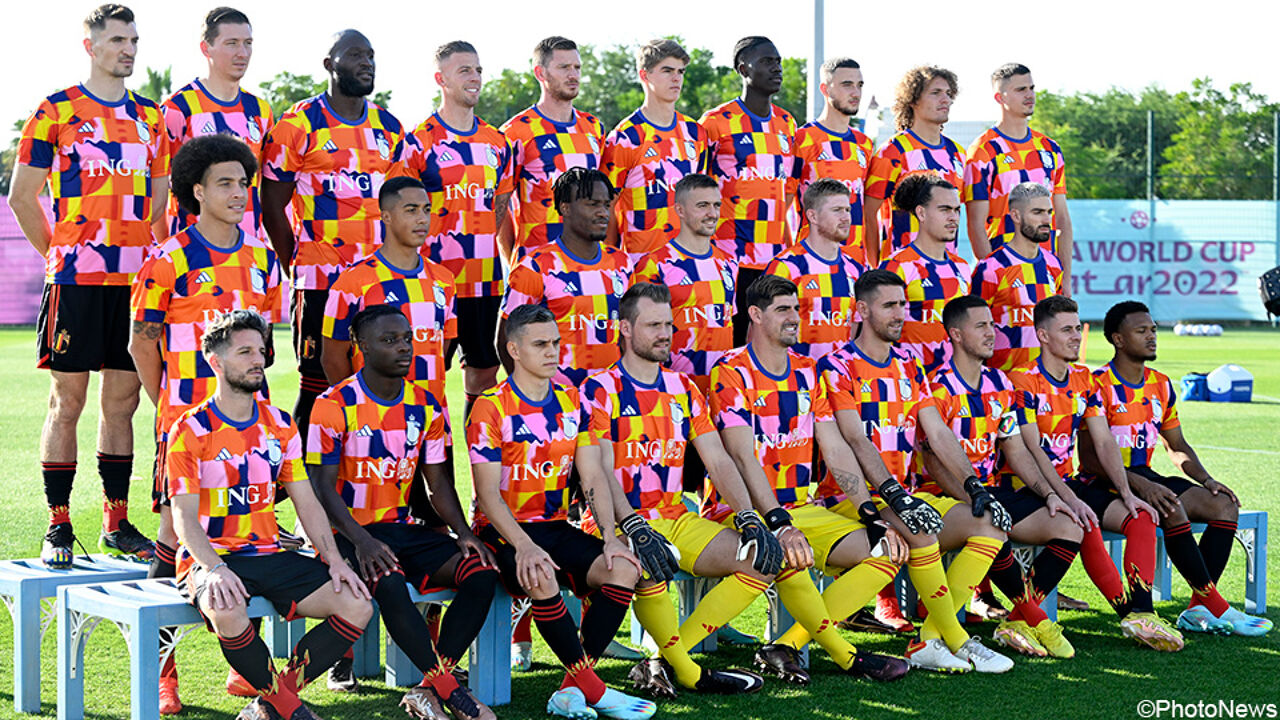 De Rode Duivels poseren voor ploegfoto in verboden opwarmshirt | sporza