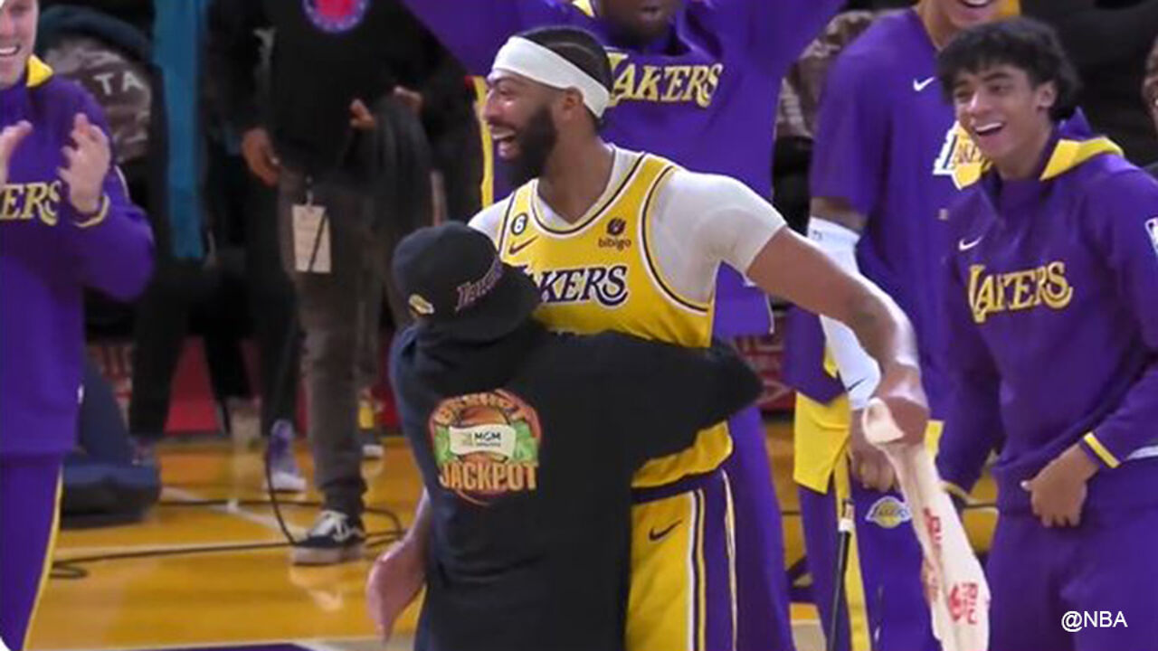 NBA: Lakers-fan wint 75.000 dollar met halfcourtshot, Boston maakt ...