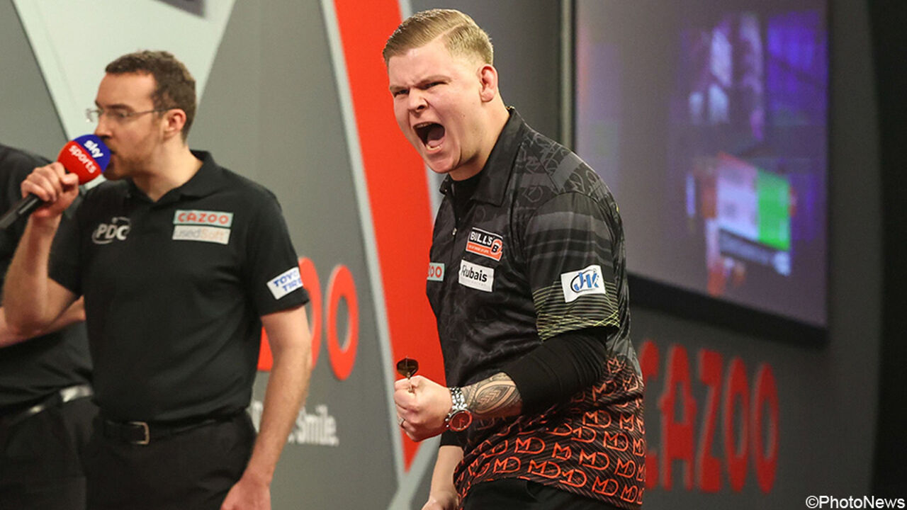 Mike De Decker imponeert op WK Darts: "Zijn stiefvader is een ...