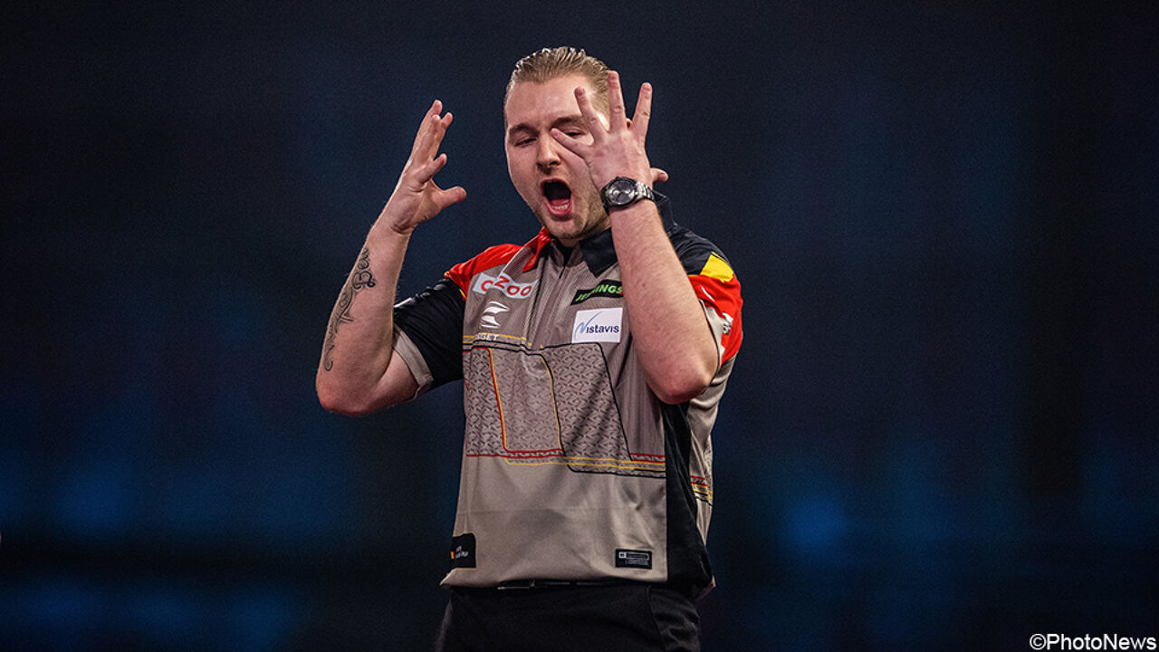 Dimitri Van den Bergh mist zijn beslissende pijl en ligt er meteen uit ...