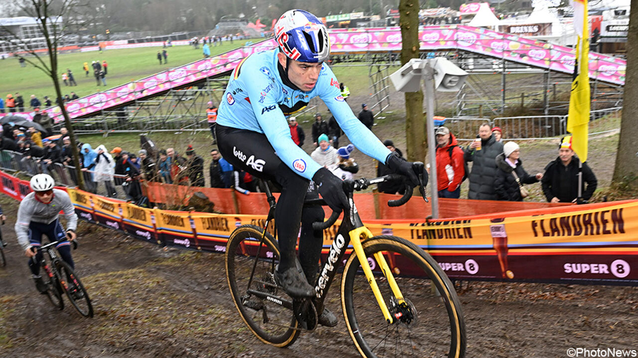 BEKIJK: Wout van Aert jumpt vlotjes over hoge balken tijdens ...