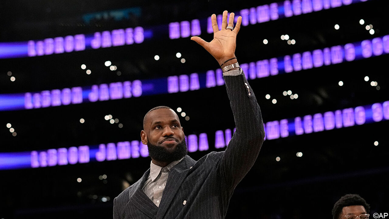 IN BEELD: LeBron James - in maatpak - neemt honneurs waar bij hulde ...
