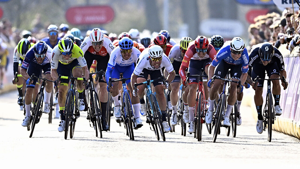 Jasper Philipsen: "Superbelangrijke zege, want dit is een van de ...