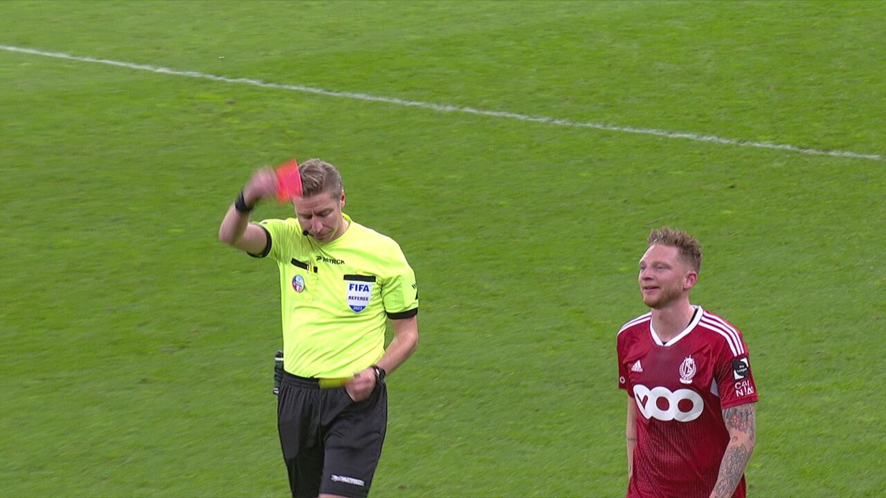 Emond scoort en pakt zijn tweede gele kaart voor het uittrekken van ...