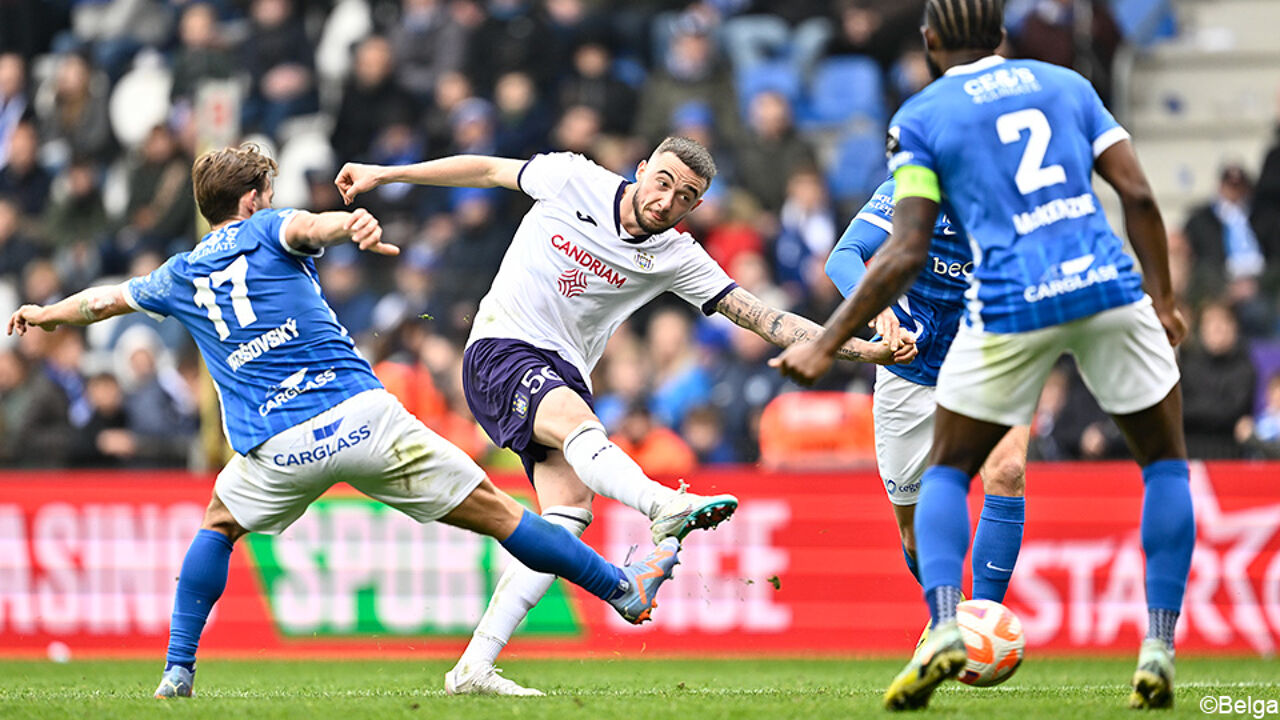 Gezien in Extra Time: "Met de bal speelt Zeno Debast op Manchester City ...