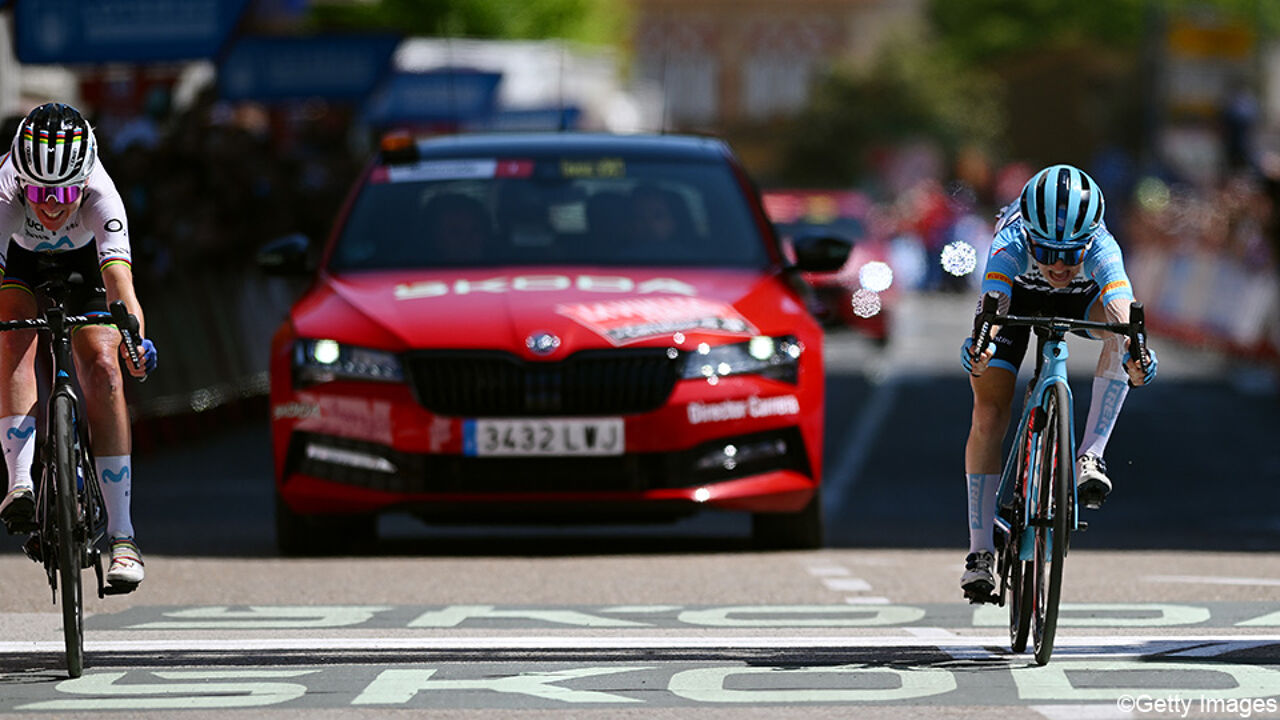 Van Vleuten deelt ferme tik uit aan Vollering in Vuelta Femenina ...