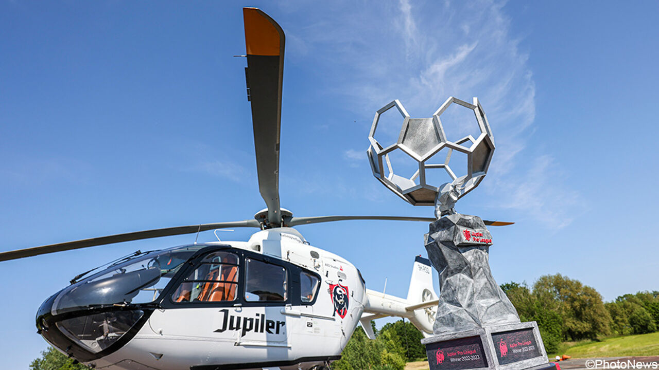 Klaar om op te stijgen: helikopter met Jupiler Pro League-beker staat ...