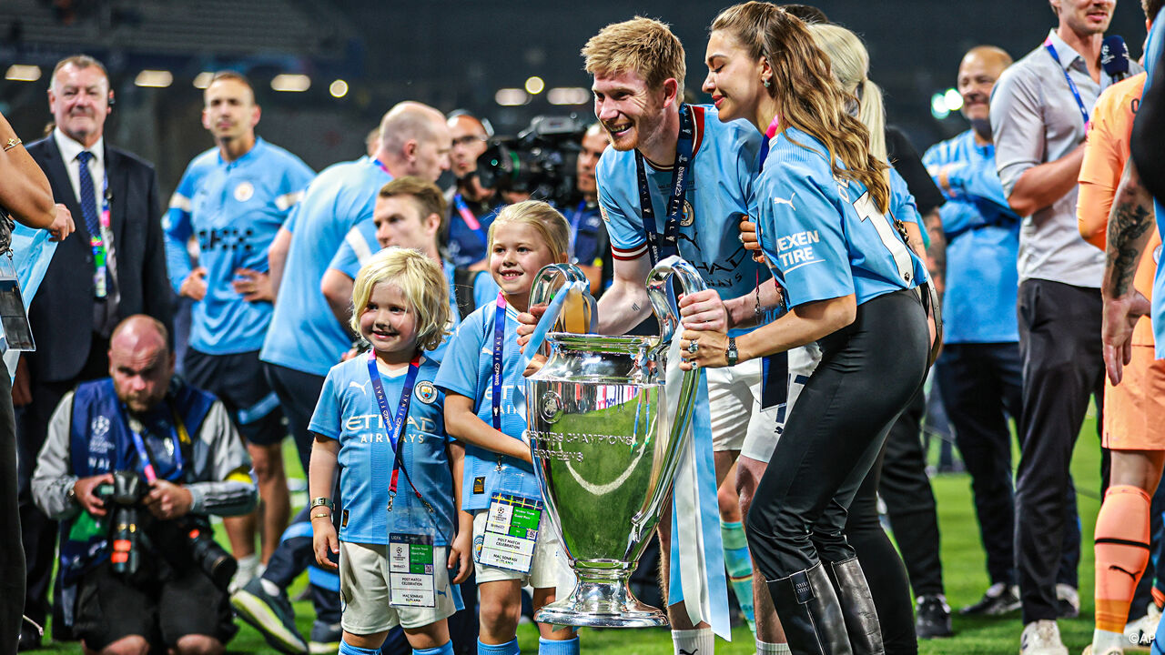 Kevin De Bruyne viert triomf met familie... en blessure: Kevin De Bruyne viert triomf met familie... en blessure:
