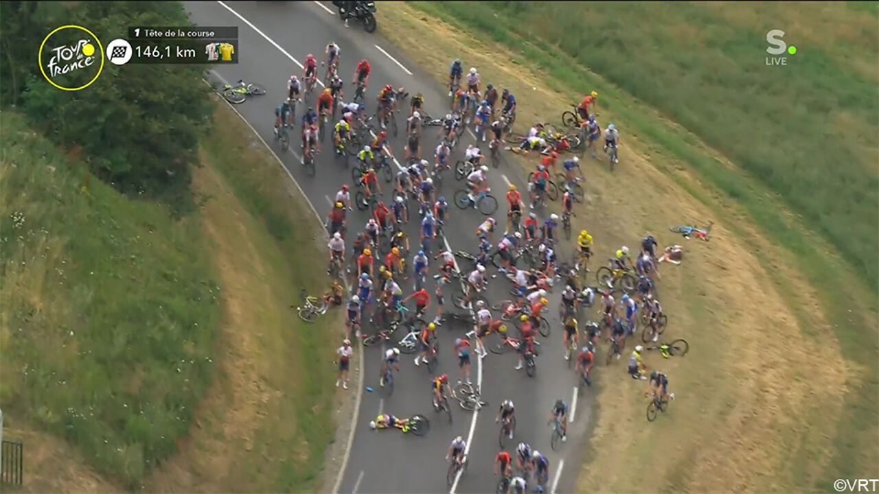 BEKIJK: Chaos na grote valpartij in peloton, 14e rit werd ruim 20 ...