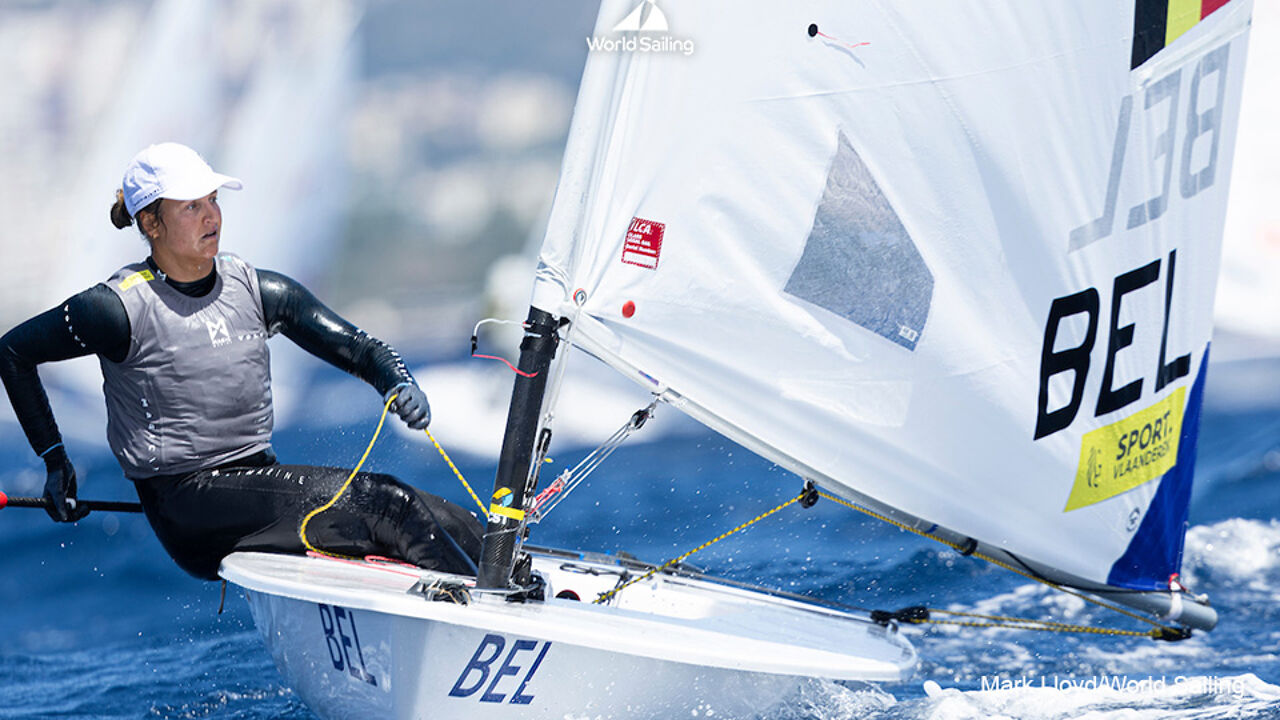 Emma Plasschaert wordt 2e in medal race en sluit WK zeilen af op 6e ...
