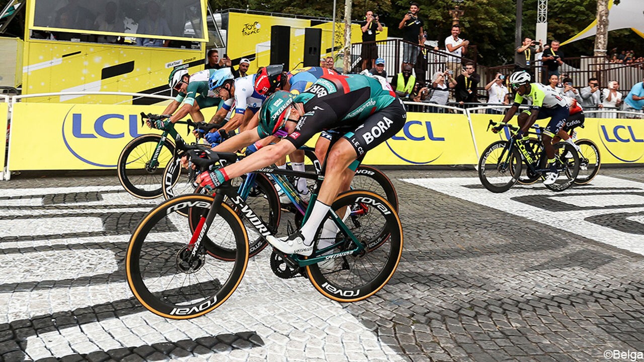 Wat een surprise! Jordi Meeus wint op de Champs-Elysées na fotofinish ...