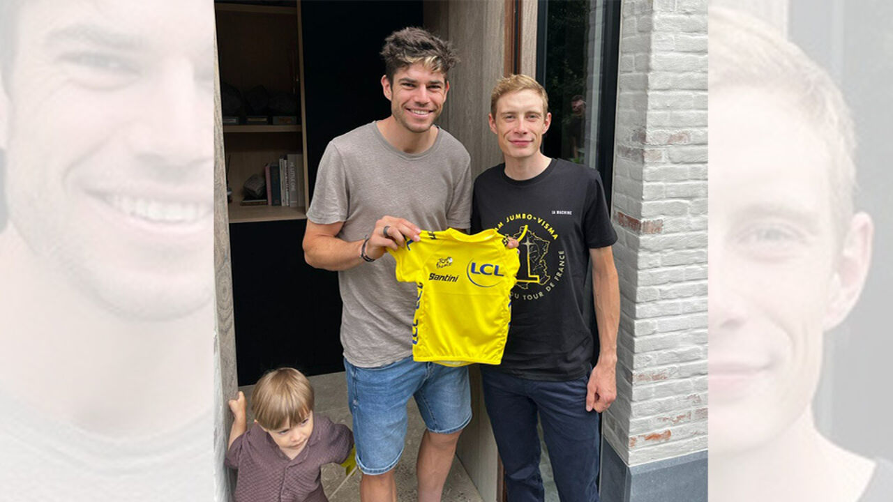Vingegaard verrast kersverse papa Van Aert met geel cadeautje: "Moest ...