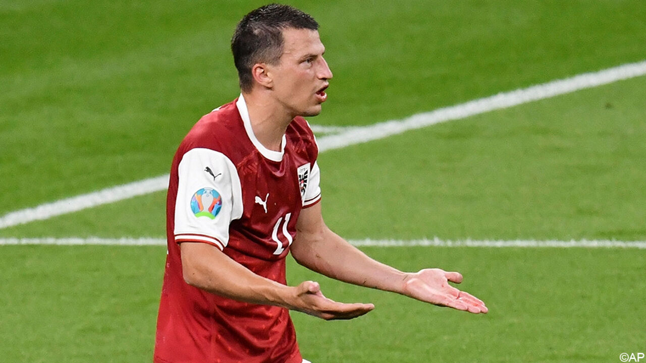 Oostenrijks international Stefan Lainer wordt behandeld voor ...