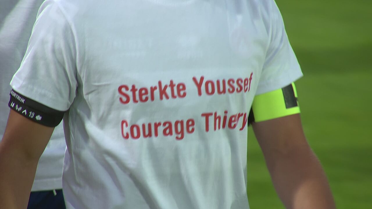 T-shirts met boodschap van steun aan KVK-spelers Ambrose en Challouk ...
