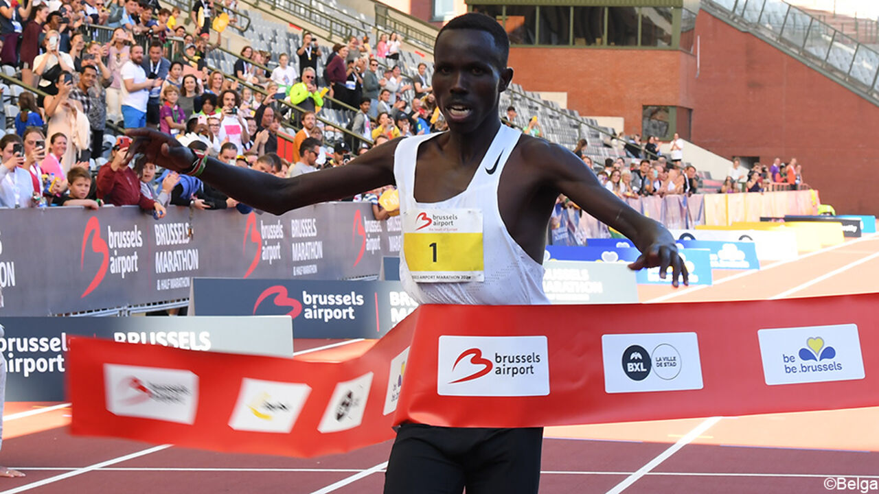 Keniaan Simon Kipkosgei en Britse Christa Cain winnen de marathon van ...