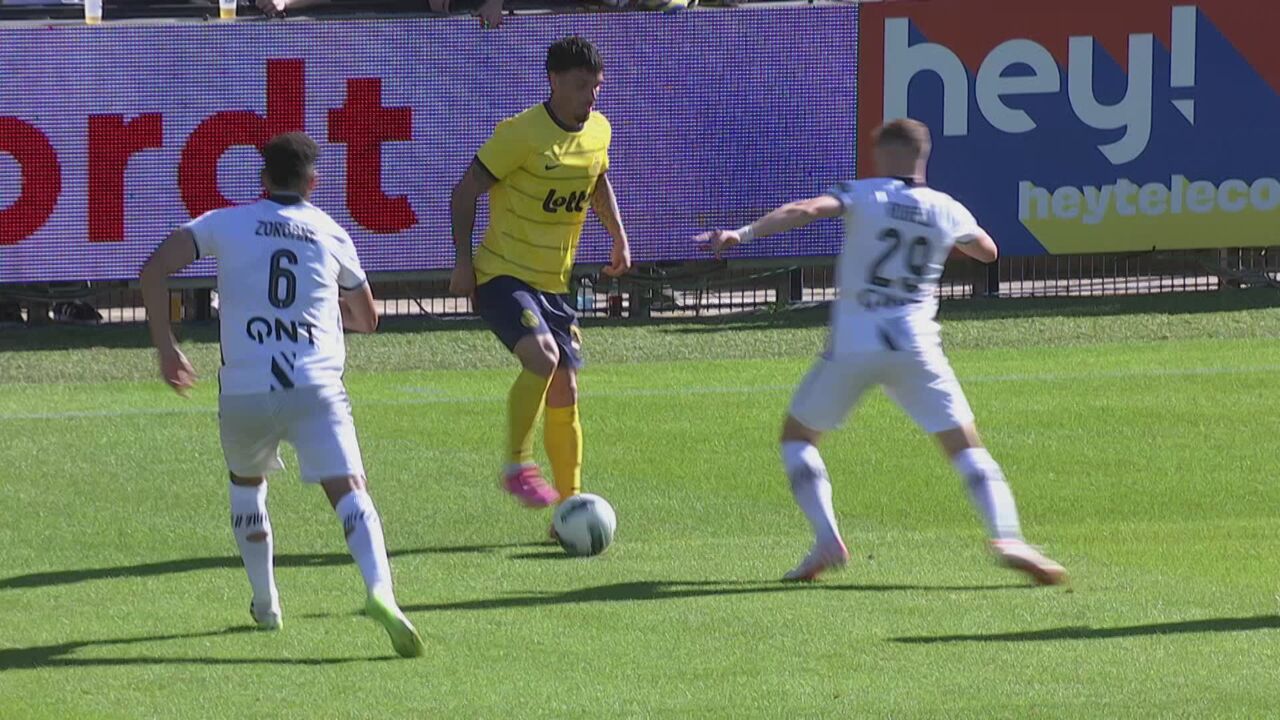 Schitterende panna en dribbel van Puertas, die dan wordt neergehaald ...