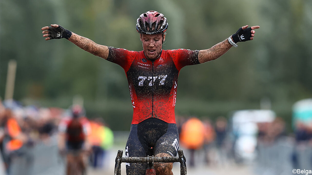 Annemarie Worst wint het Nederlandse onderonsje met ploegmakker Aniek ...