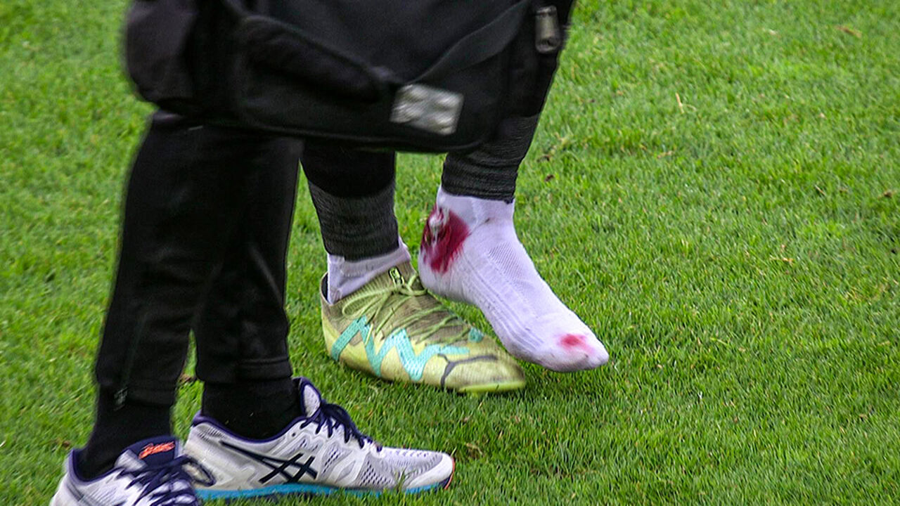 Kous van Walsh ziet rood van het bloed na tik tegen zijn enkel | sporza