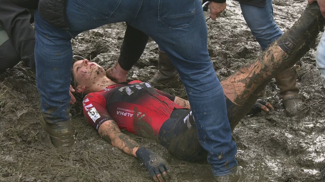 Aniek van Alphen hijgt uit in de modder | sporza