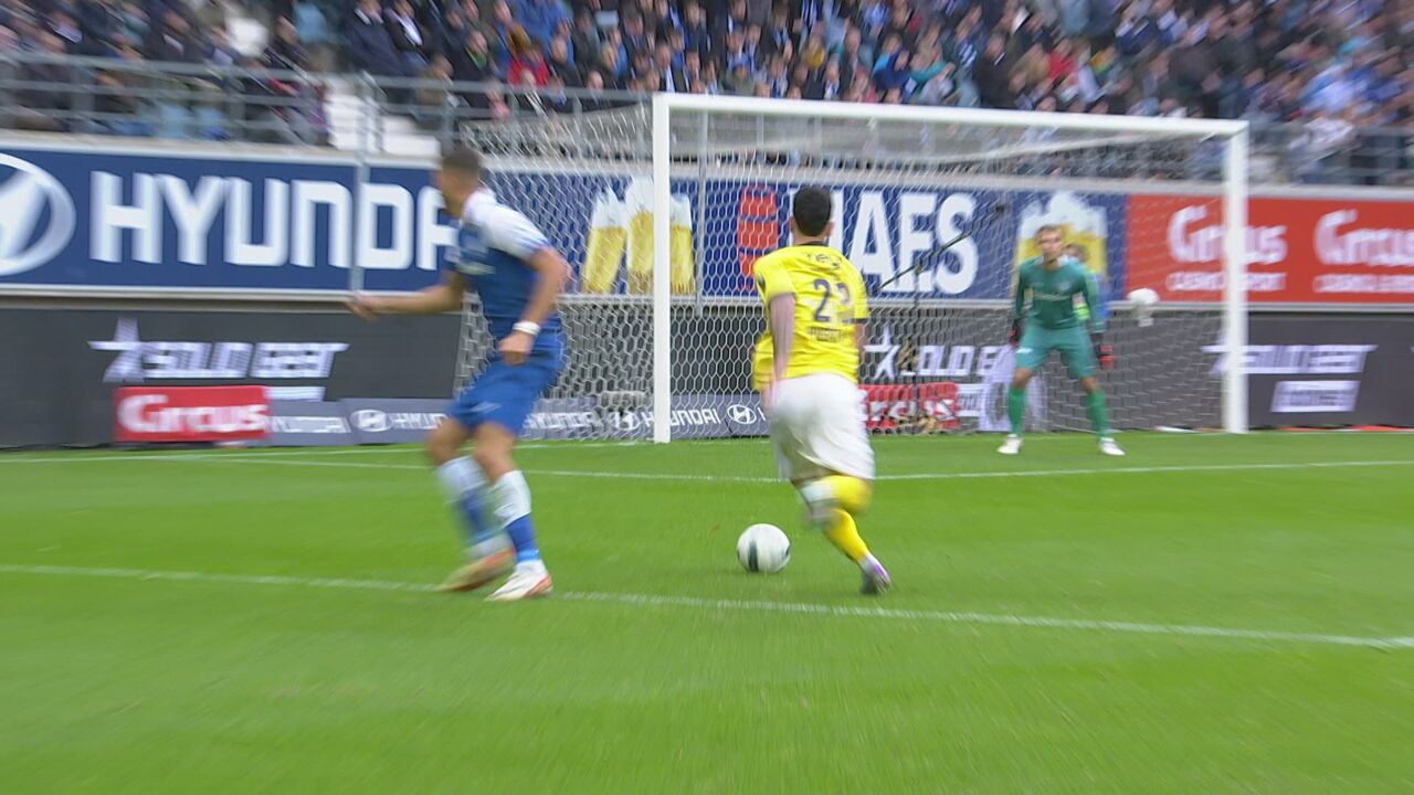 Puertas speelt Kandouss door de benen en puntert de bal net over | sporza