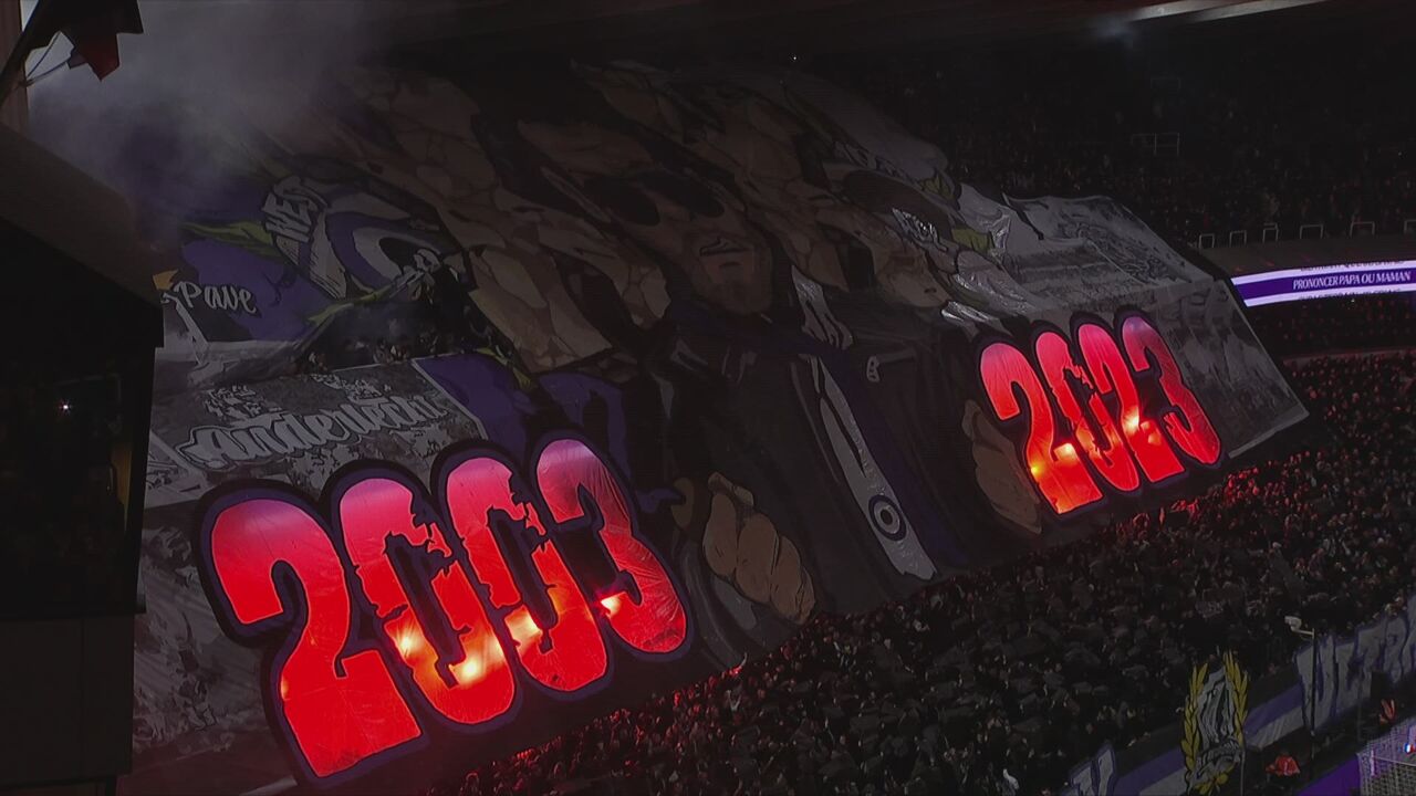 Grote tifo ter gelegenheid van 20e verjaardag supportersclub Mauves ...