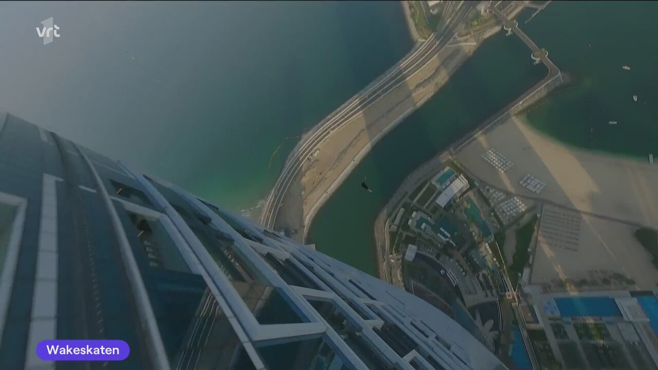 Stuntje! Wakeskater springt van wolkenkrabber om veilig met parachute ...