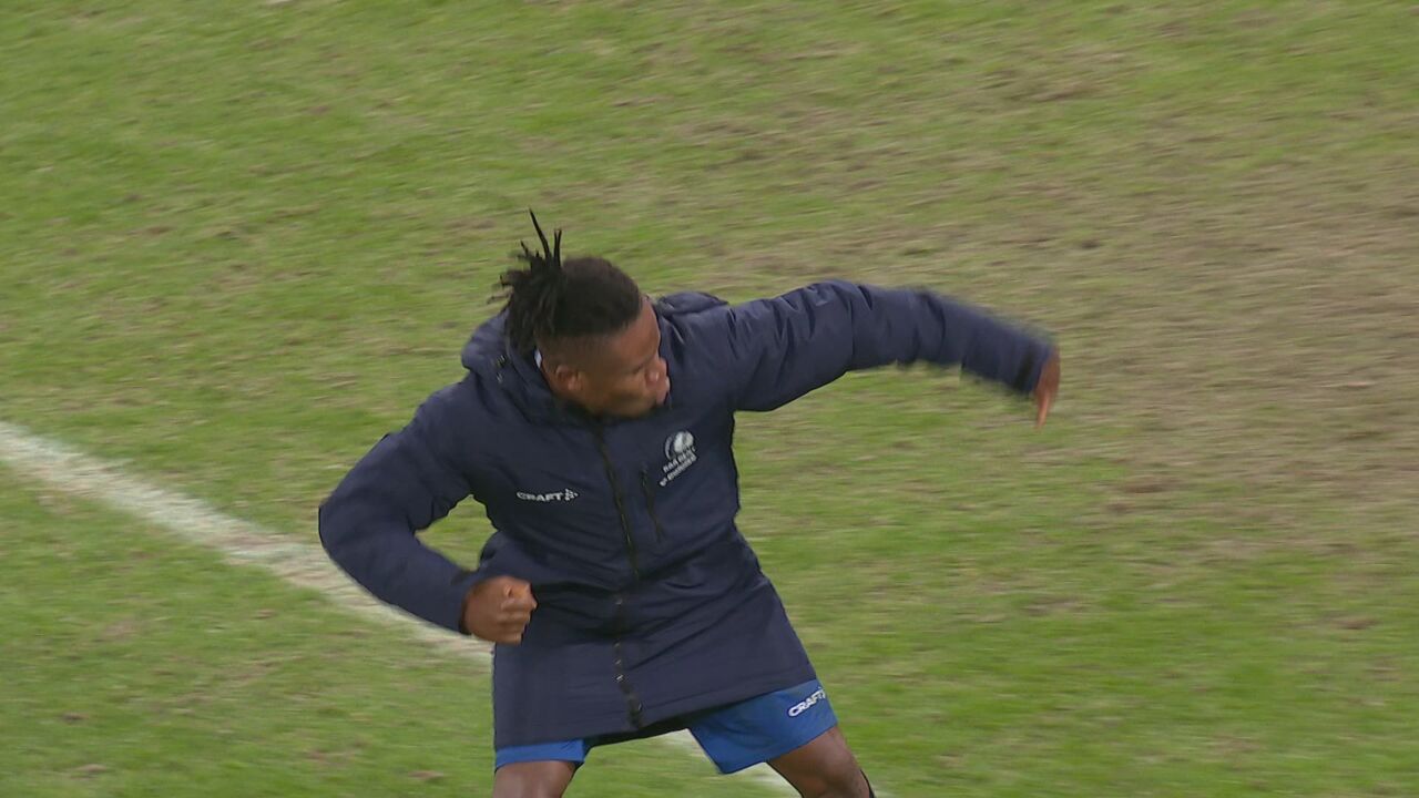 Gift Orban dolt op sloffen met de Gent-fans na de match | sporza